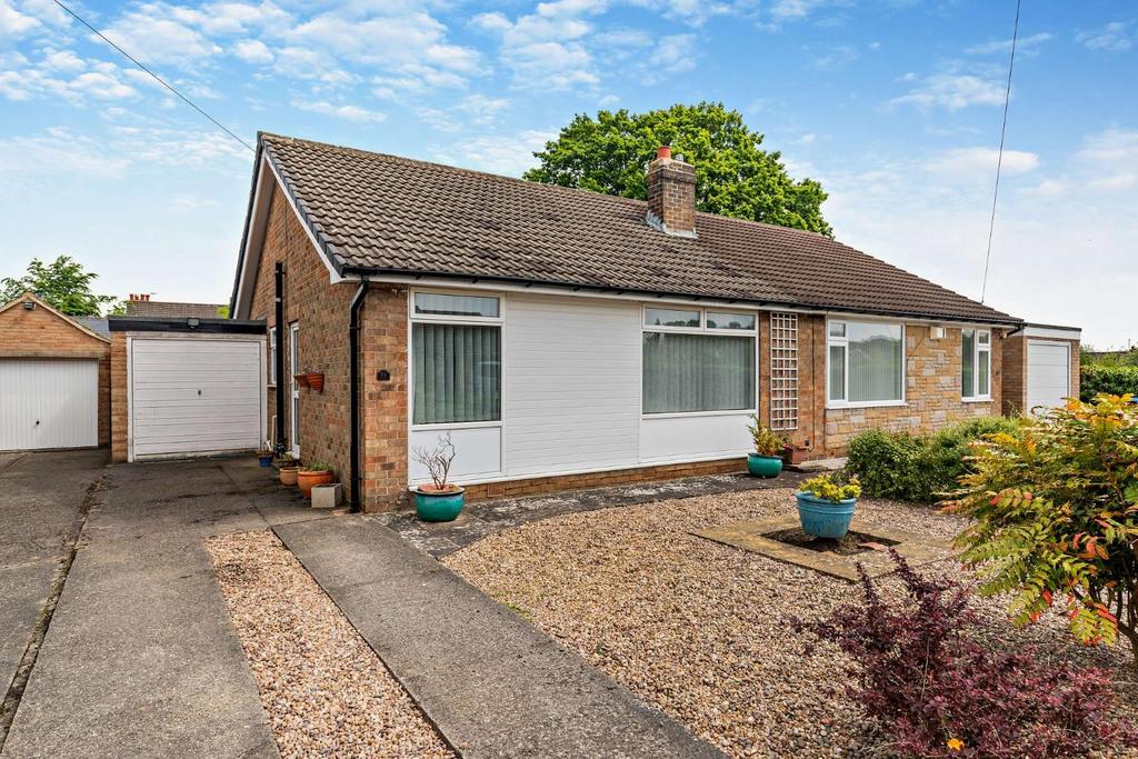 Larkfield Drive, Harrogate HG2 0BX 2 bed semi-detached bungalow for ...