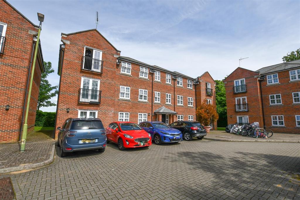 Lime Tree Court, London Colney, St.... 3 bed flat - £185,000