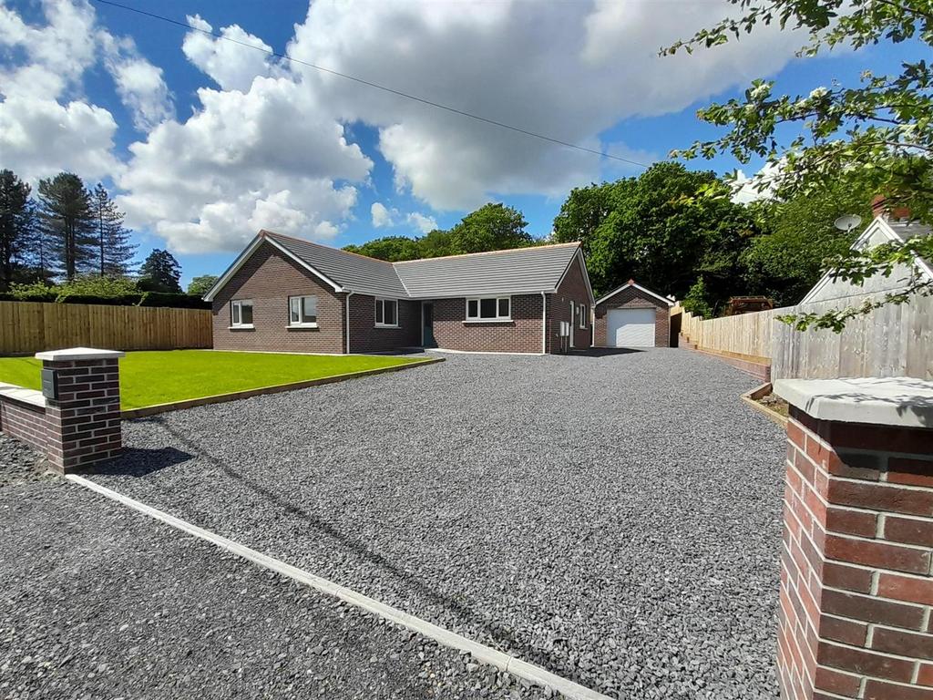 Heol Mansant, Pontyates, Llanelli 3 bed detached bungalow - £415,000