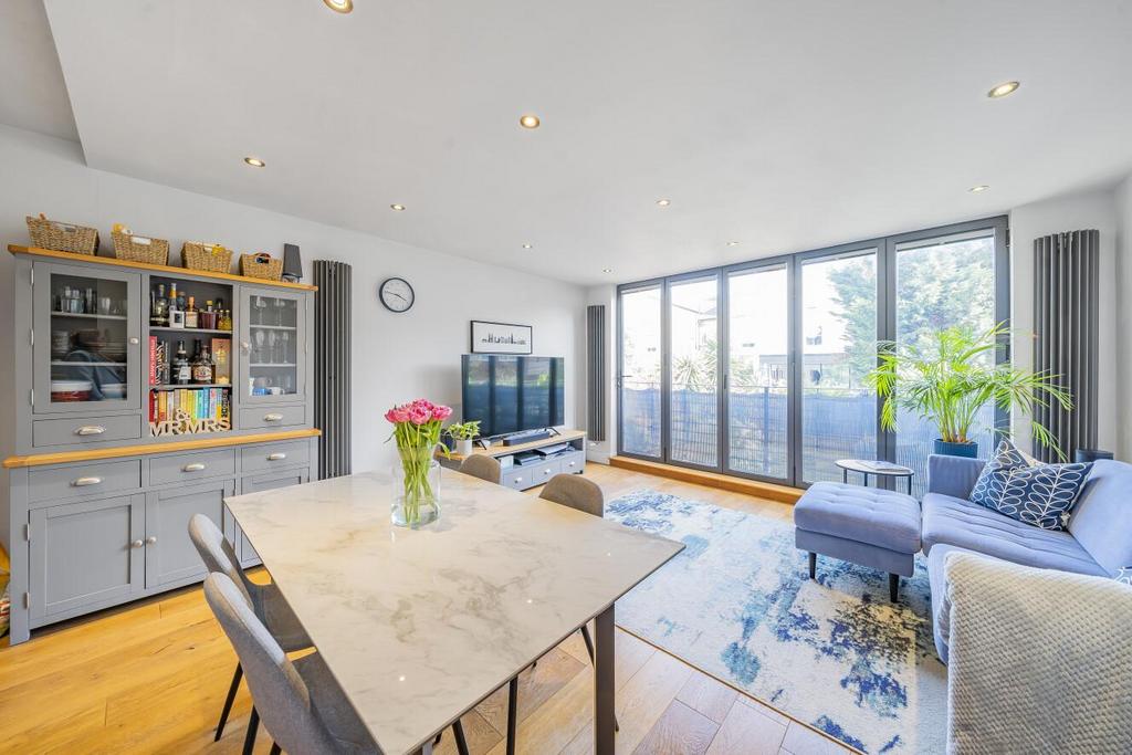 Somerton Road, Peckham Rye 2 bed flat - £625,000