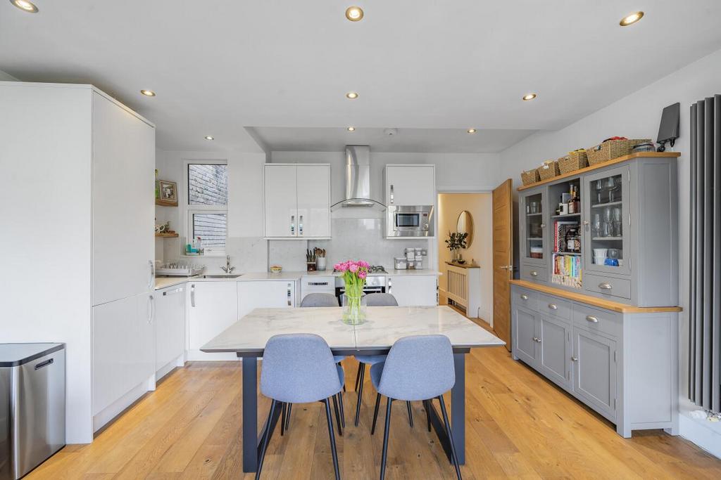 Somerton Road, Peckham Rye 2 bed flat - £625,000