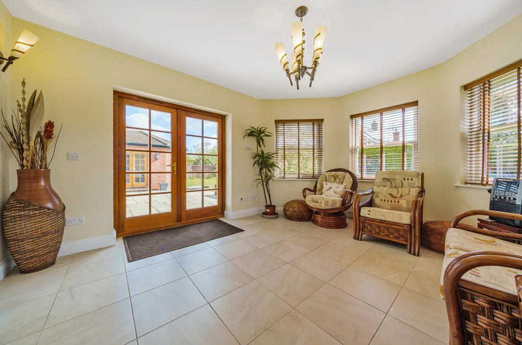 Finchampstead Road, Berkshire RG40 2 bed bungalow - £1,650 pcm (£381 pw)