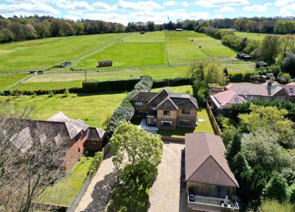 Churt Road, Churt, Farnham... 5 bed detached house - £1,650,000