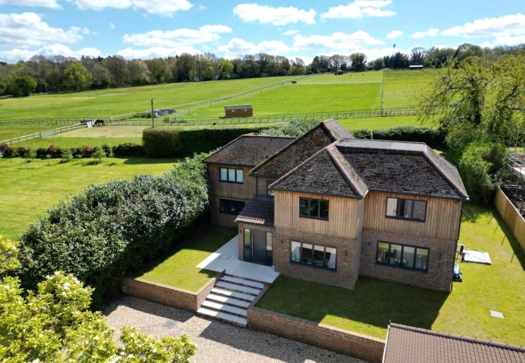 Churt Road, Churt, Farnham... 5 bed detached house for sale - £1,400,000