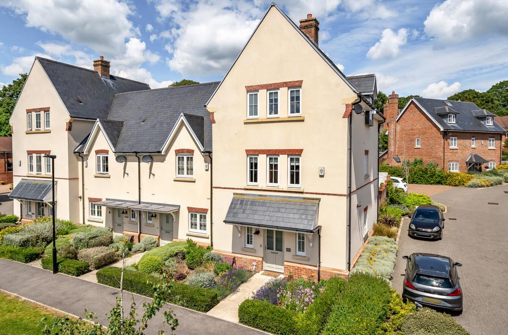 Betony Rise, Warfield 4 bed end of terrace house - £625,000