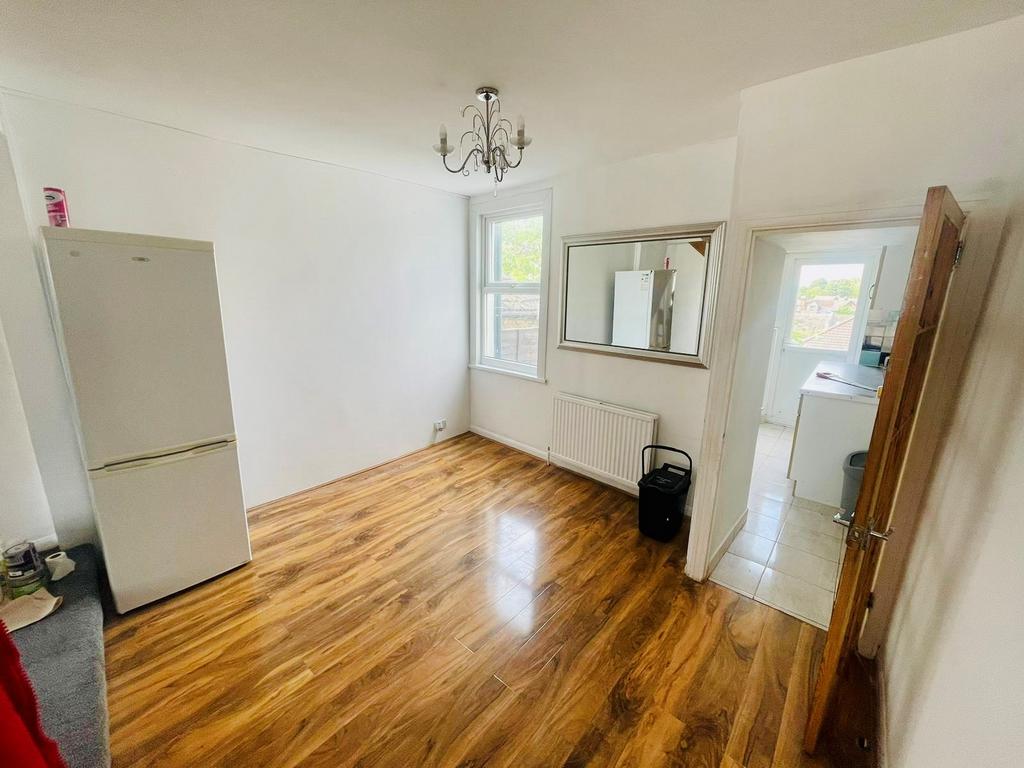 Borough Hill 2 bed terraced house - £1,550 pcm (£358 pw)