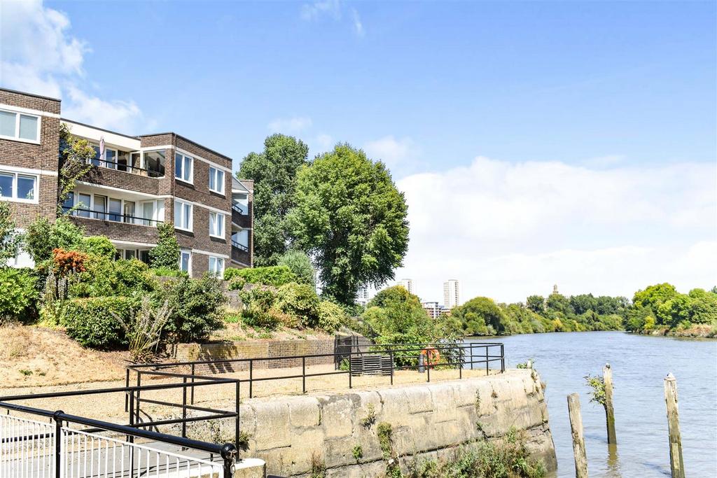 Augustus Close, Brentford 3 bed apartment - £450,000