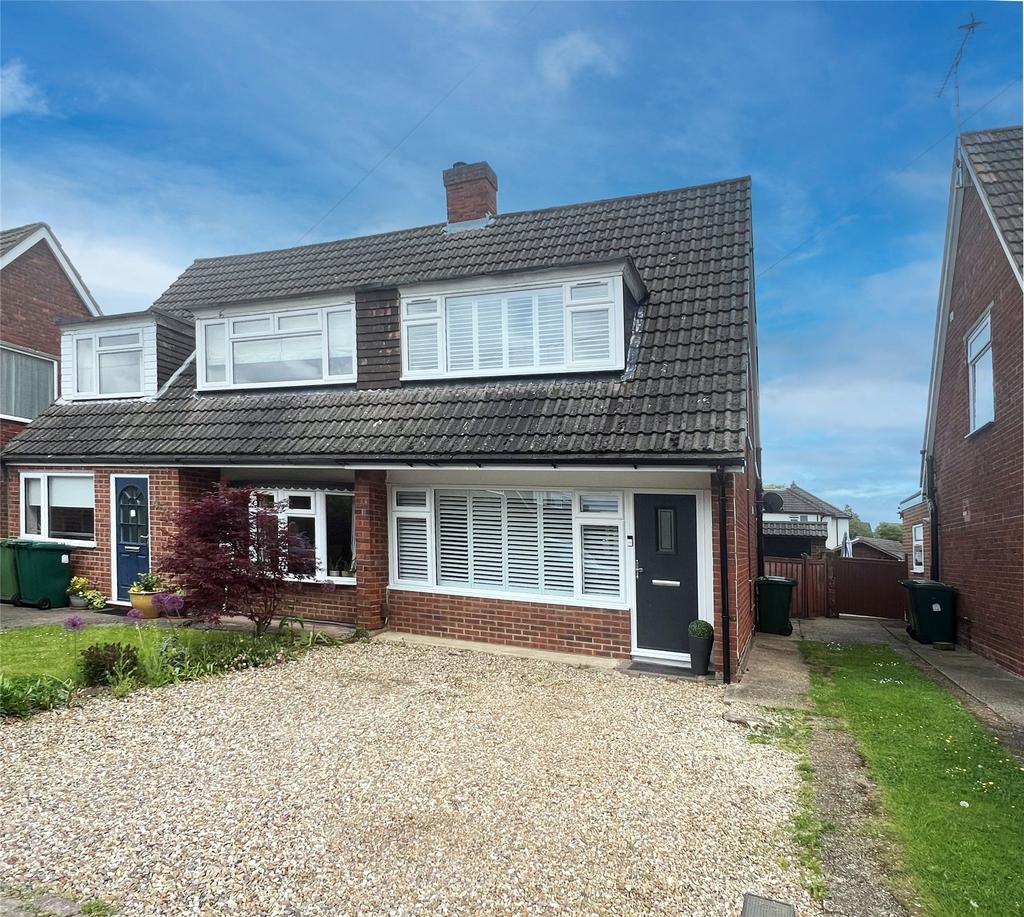Staines, Surrey TW18 2 bed semi-detached house - £425,000