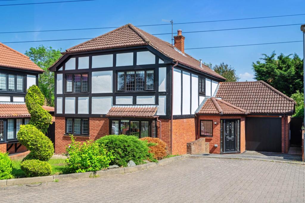 Albany Close, Bushey Heath 4 bed detached house - £890,000