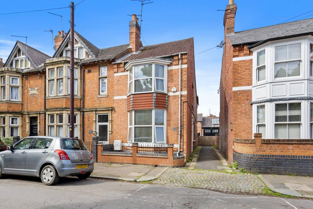 Tennyson Road, Kettering NN16 3 bed end of terrace house - £250,000