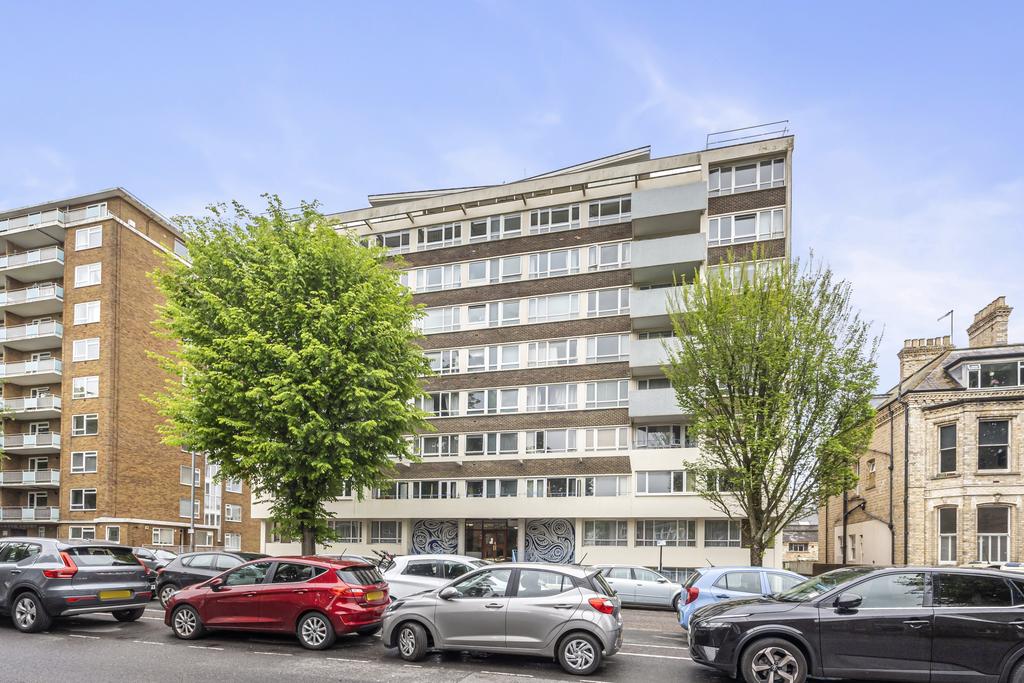 The Drive, Hove BN3 3 bed flat - £2,100 pcm (£485 pw)