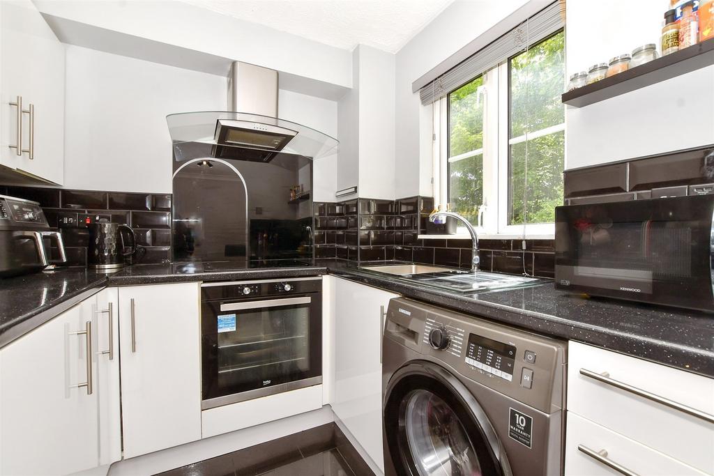 Autumn Drive, Sutton, Surrey 2 bed ground floor flat - £275,000