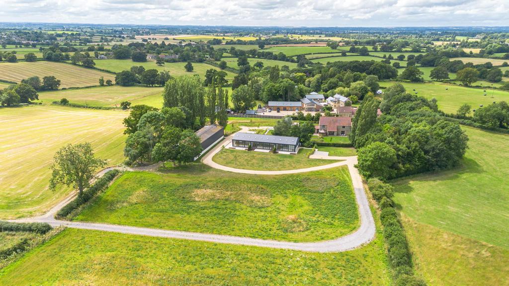Heath Farm Gardens, Garsdon 3 bed barn conversion - £900,000