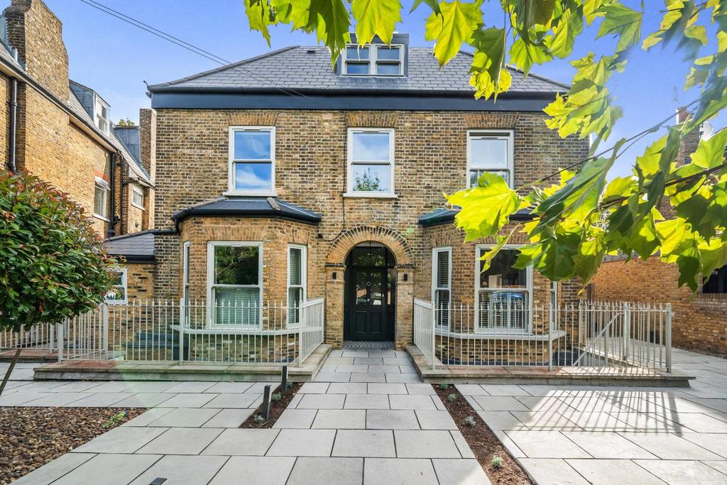 Culverden Road, Balham 2 bed flat - £790,000