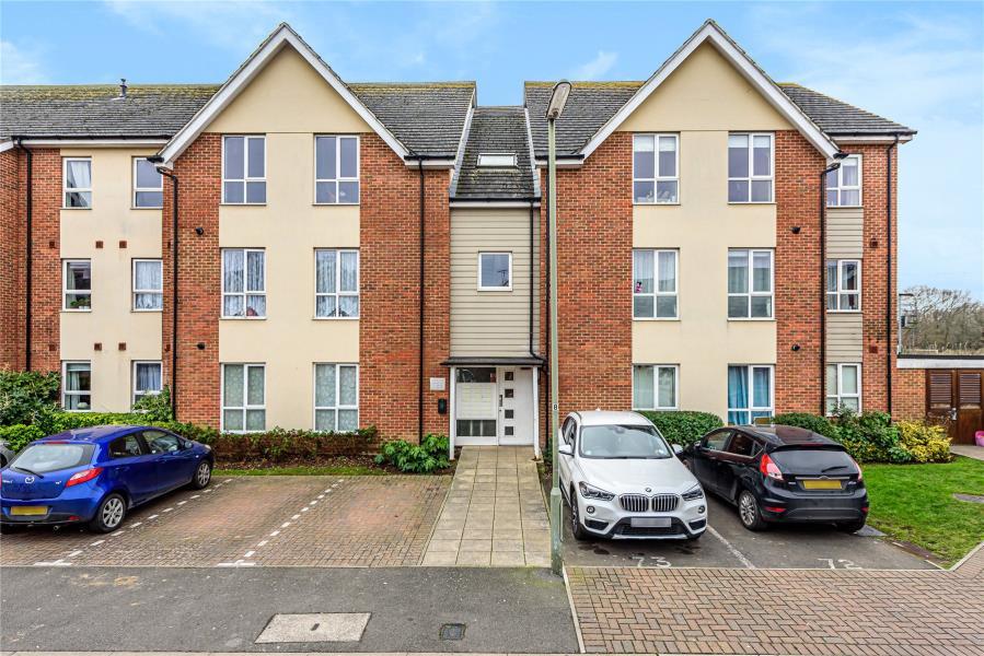 Harrow Close, Addlestone KT15 2 bed flat to rent - £1,525 pcm (£352 pw)