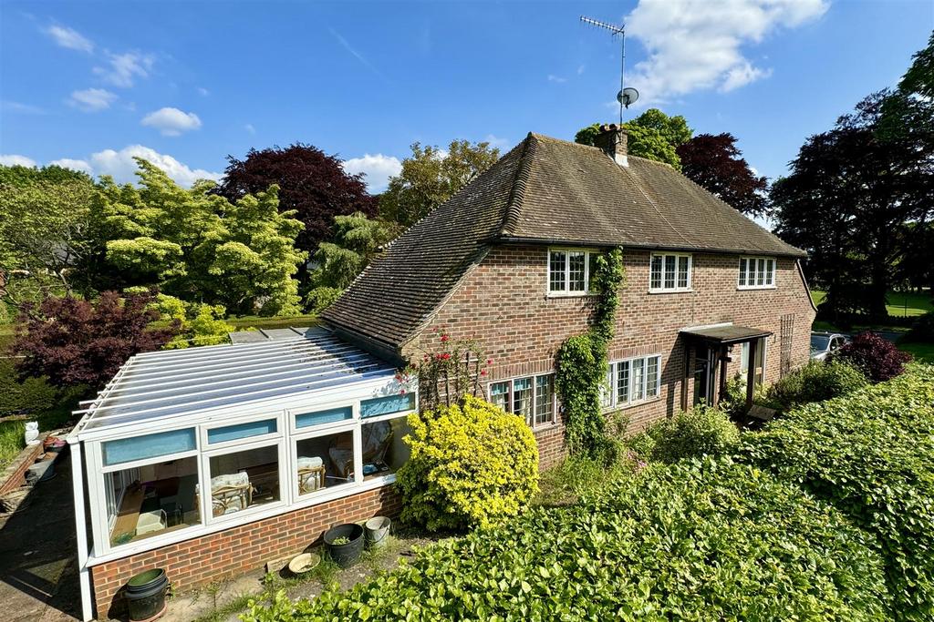 Godalming 3 bed detached house - £850,000