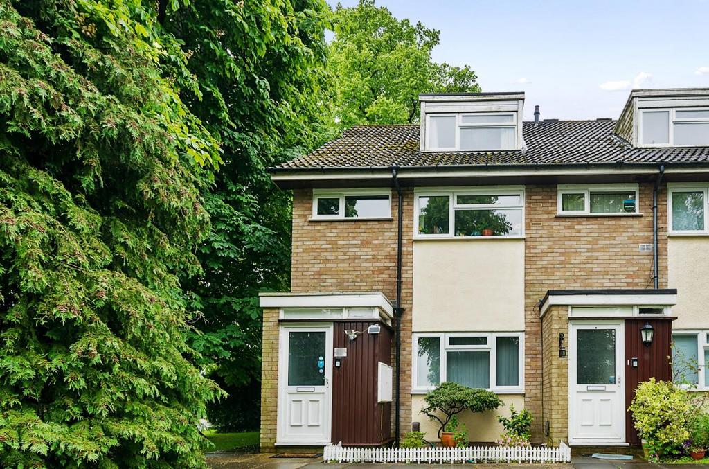 Harriet Way, Bushey WD23 2 bed flat - £380,000