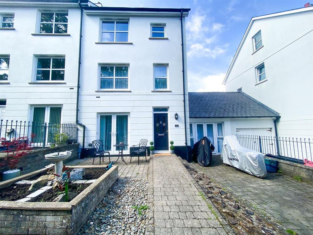 4 Kensington Gardens, Haverfordwest 5 bed townhouse - £280,000