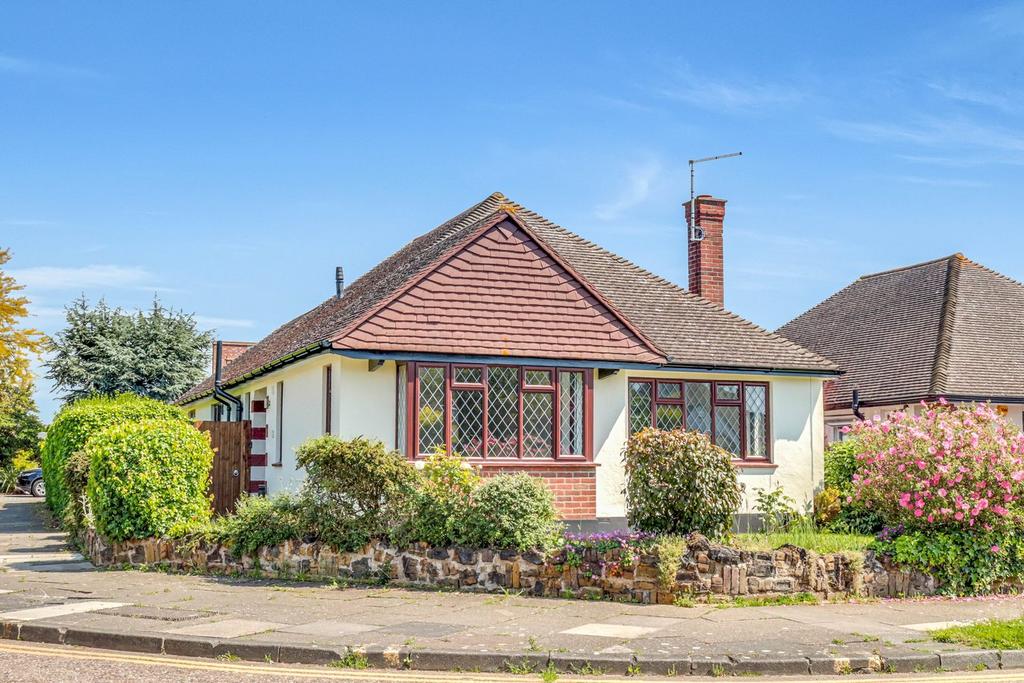 Chadacre Road, Thorpe Bay SS1 3 bed detached bungalow - £685,000