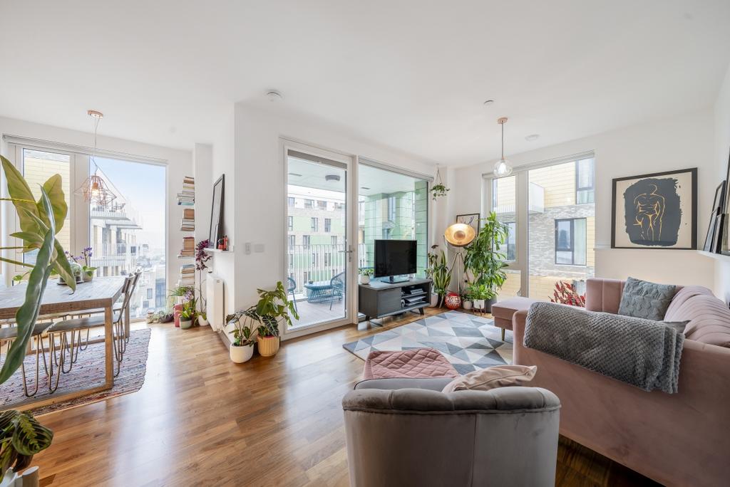 2 Telcon Way London SE10 1 bed flat - £400,000