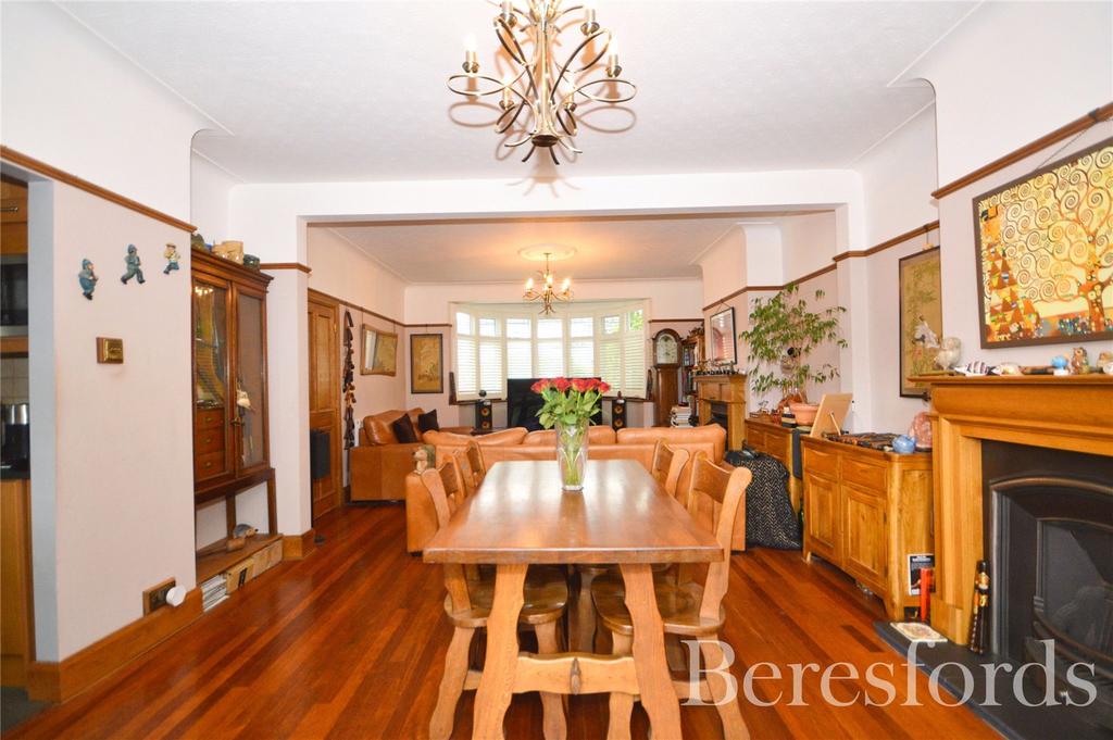 Balgores Lane, Gidea Park, RM2 3 bed semi-detached house - £625,000