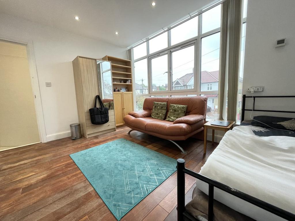 Pinner View, Harrow HA1 1 bed in a house share - £850 pcm (£196 pw)