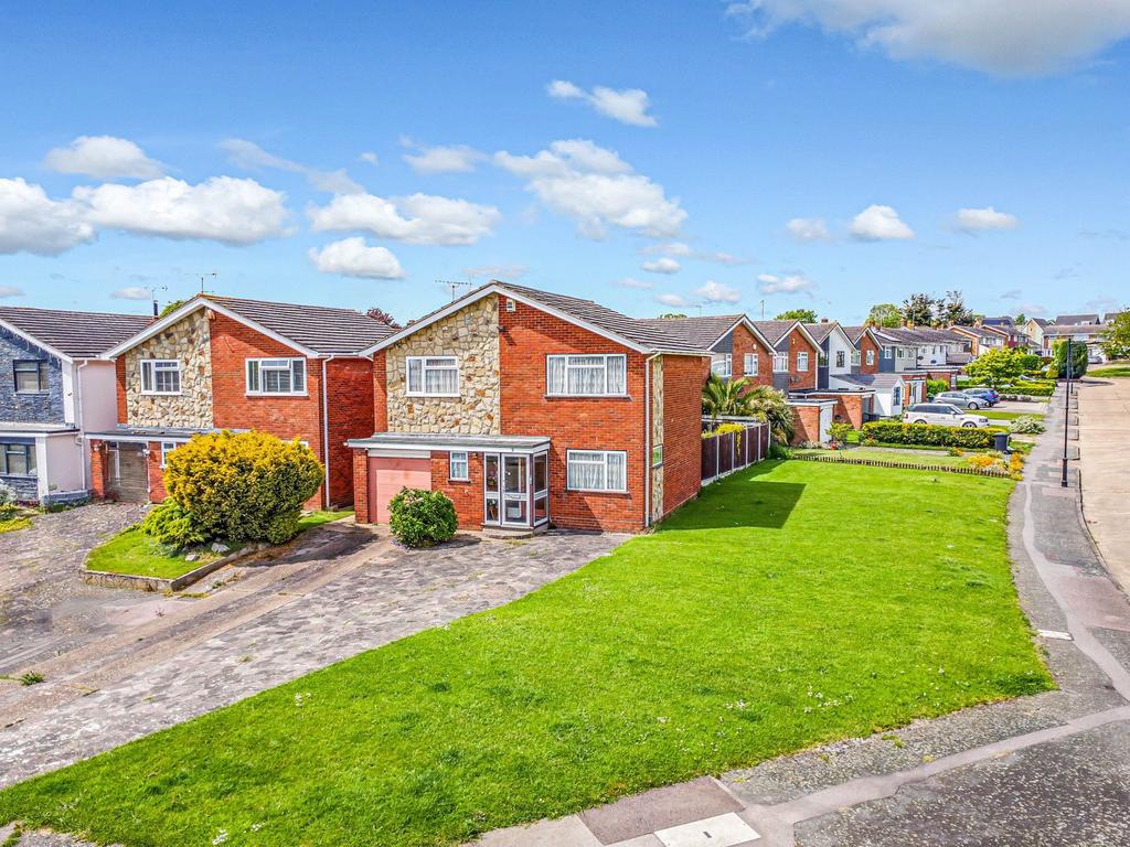 Glebe Close, Thorpe Bay SS1 3 bed detached house - £500,000