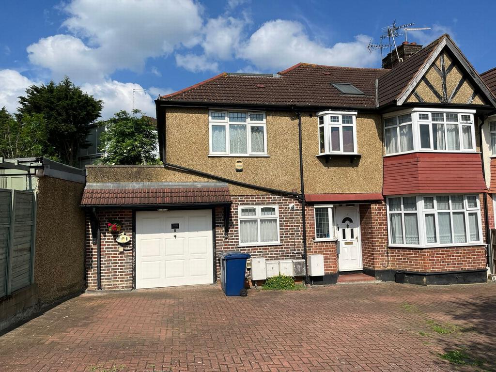 Glendor Gardens, Mill Hill, NW7 2 bed maisonette - £439,950