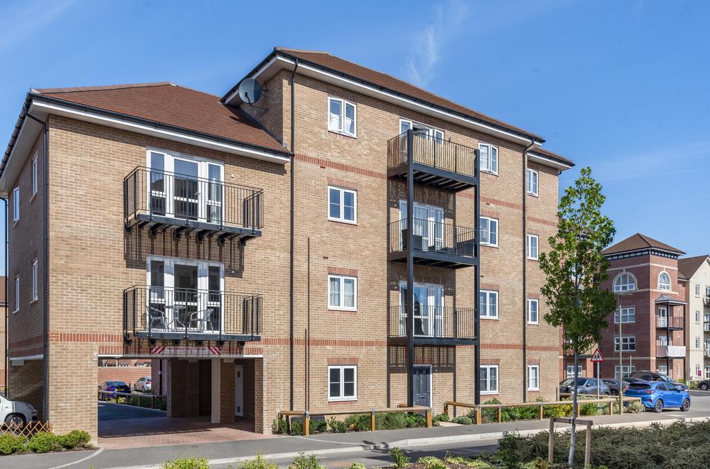 Bell Farm Way, Hersham... 1 bed flat - £124,000