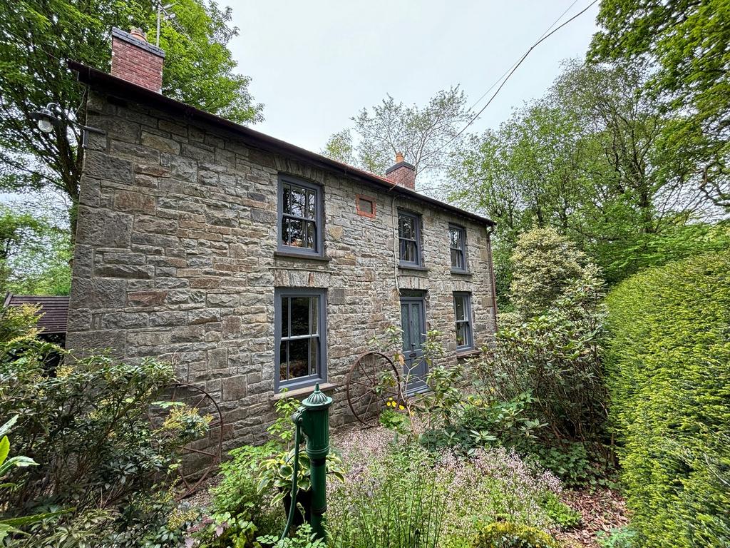 Llangeitho, Tregaron, SY25 3 bed property with land for sale - £640,000