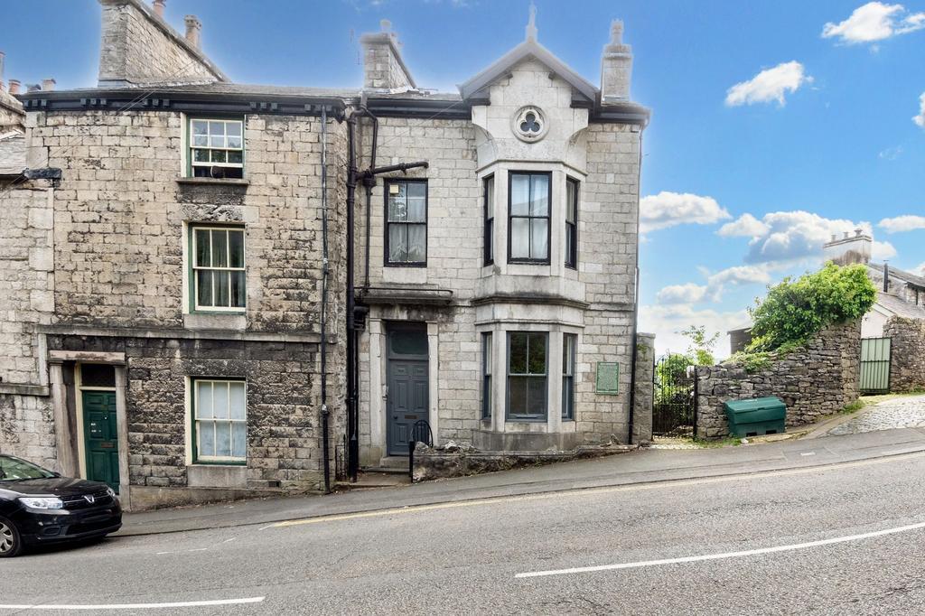 21 Beast Banks, Kendal, LA9 4JJ 4 bed end of terrace house - £350,000