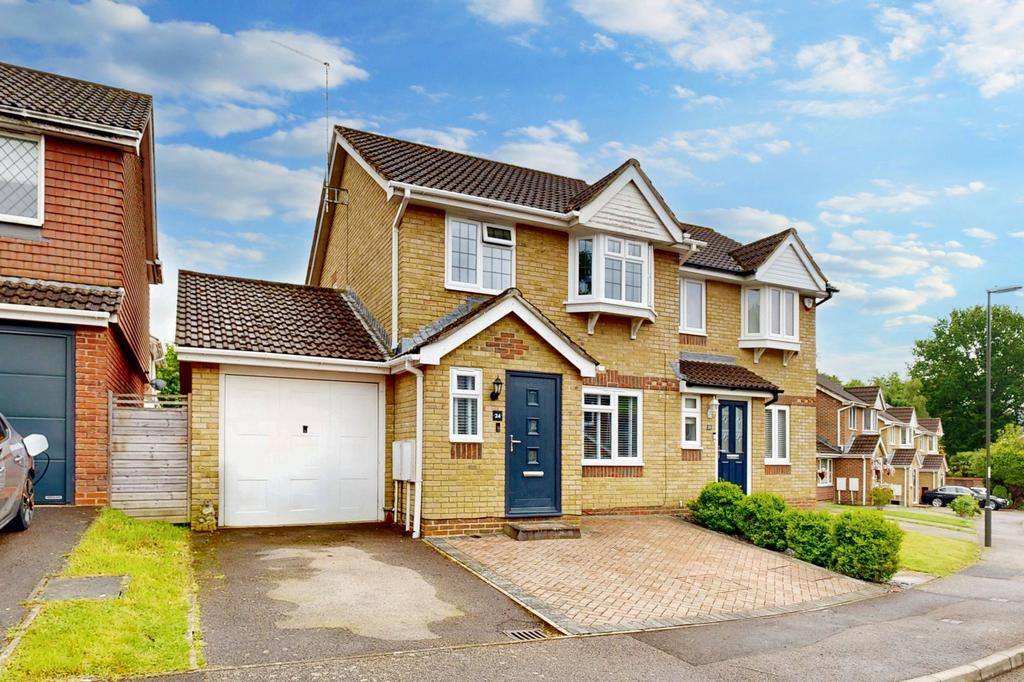 Hodgkin Close, Crawley RH10 3 bed semi-detached house - £419,500