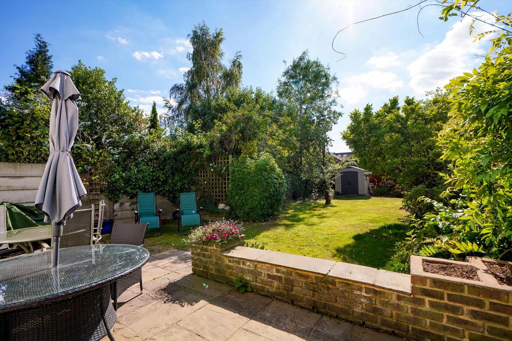 Imber Grove, Esher, Surrey, KT10 4 bed detached house - £3,500 pcm (£ ...