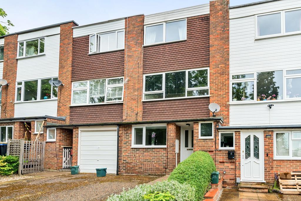 Woodlands, Woking, GU22 3 bed terraced house - £500,000