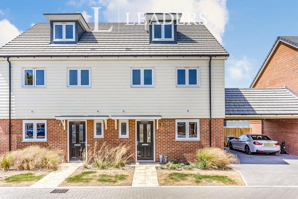 Sayers Common 4 bed semi-detached house to rent - £2,100 pcm (£485 pw)