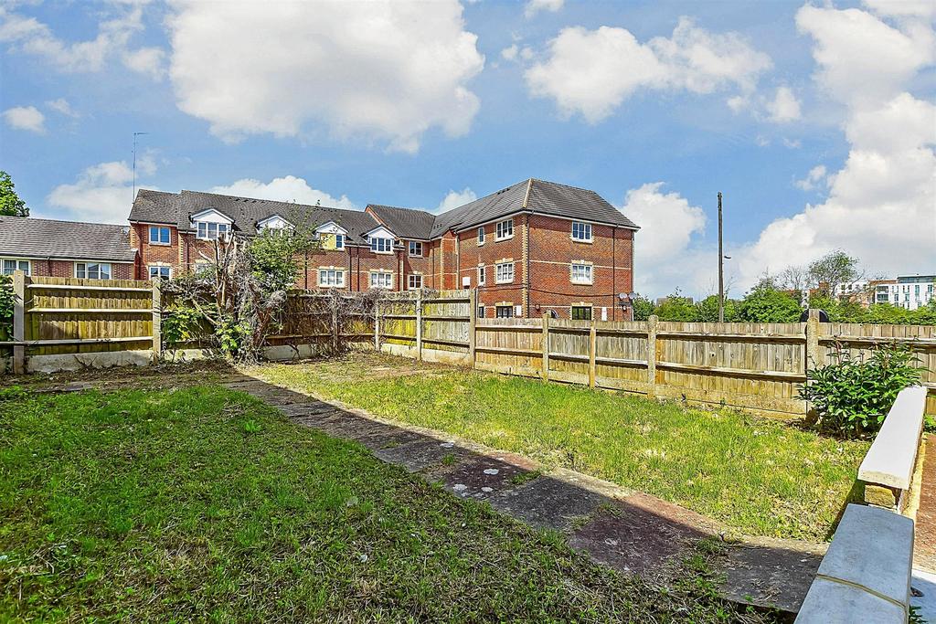 Springfield Court, Crawley, West Sussex 2 bed flat - £240,000