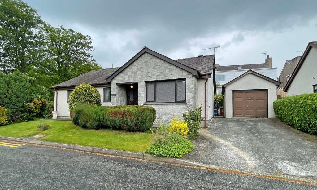 Stad Glandwr, Caeathro, Caernarfon... 3 bed bungalow - £275,000