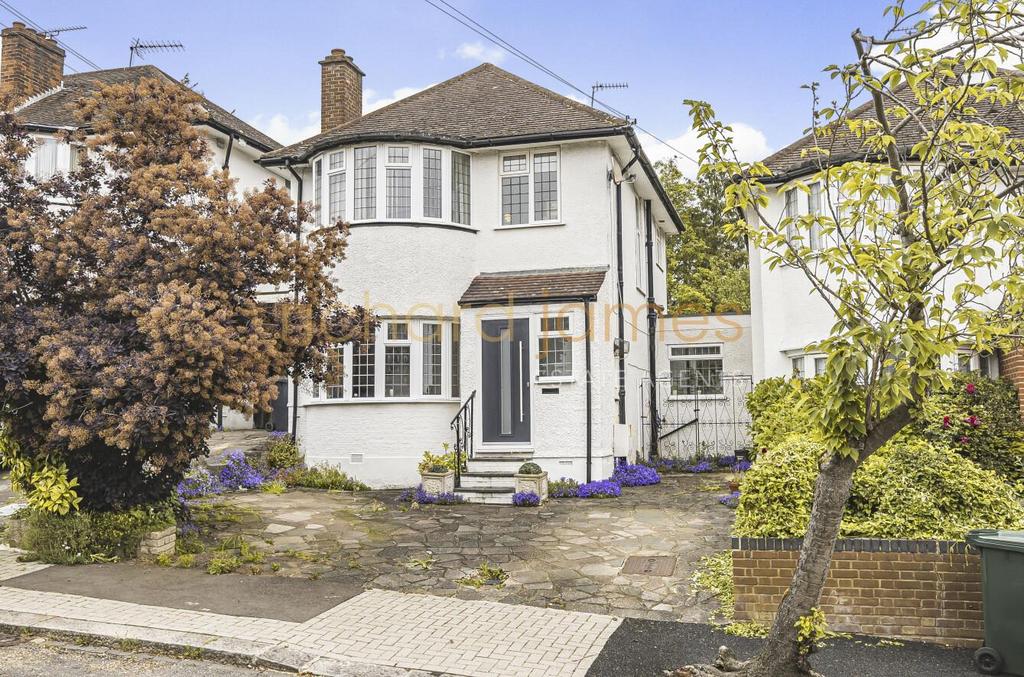 Uphill Grove, Mill Hill, London, NW7 3 bed detached house - £949,950