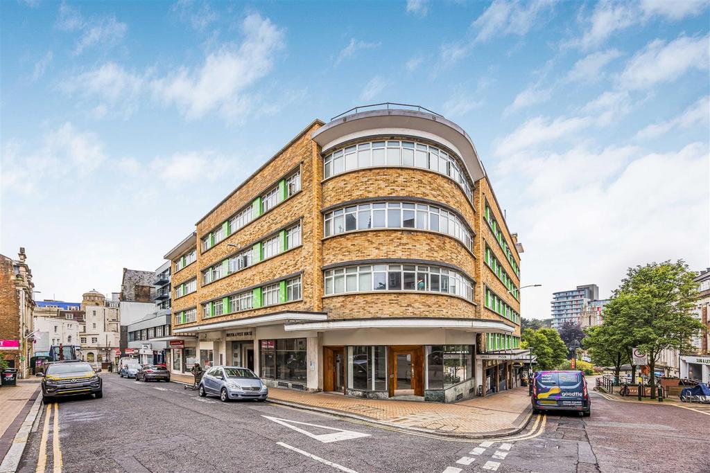 Post Office Road, Bournemouth 2 bed flat - £249,000