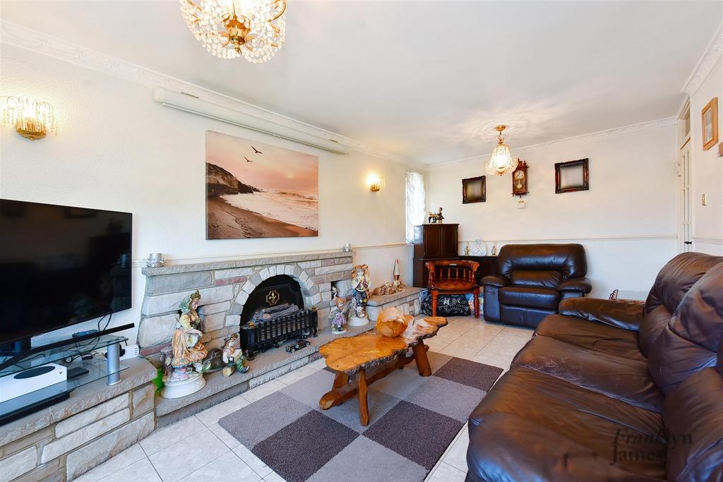 Musbury Street, London, E1 2 bed maisonette - £375,000