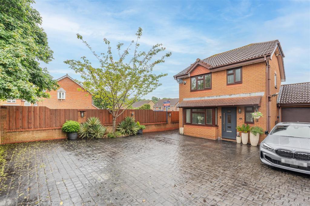 Chubb Close, Barrs Court, Bristol 3 bed link detached house - £450,000