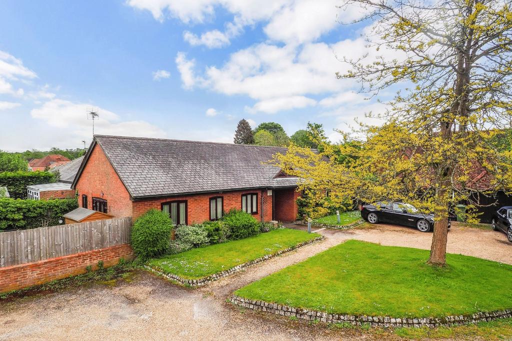Malthouse Court, Haslemere Road... 2 bed bungalow for sale - £300,000