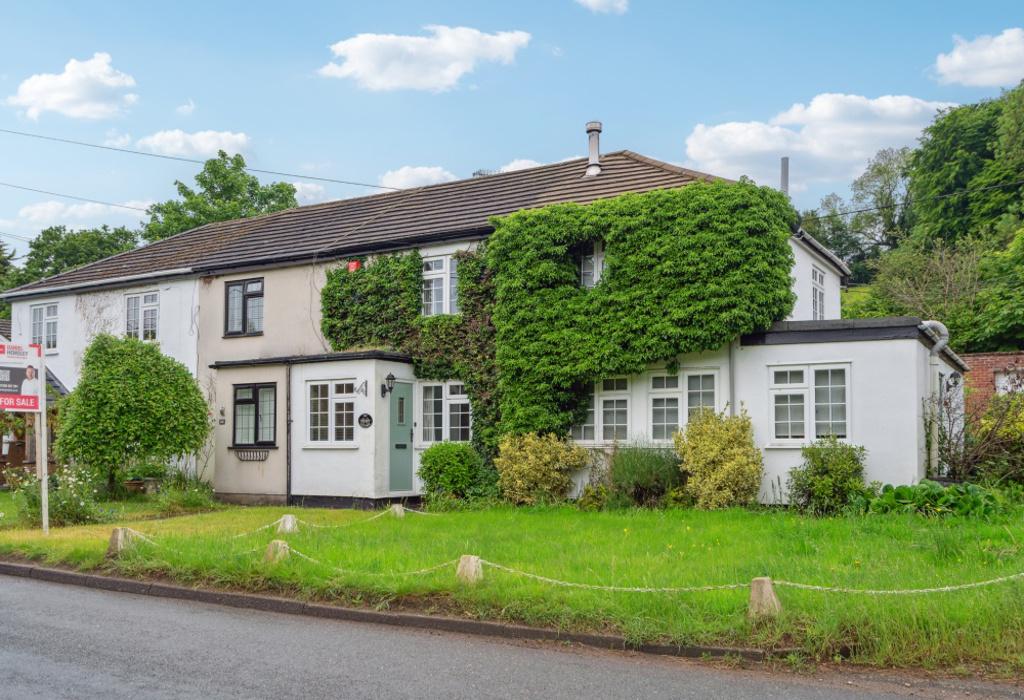 Vale Road, Chesham, Buckinghamshire 2 bed terraced house - £325,000