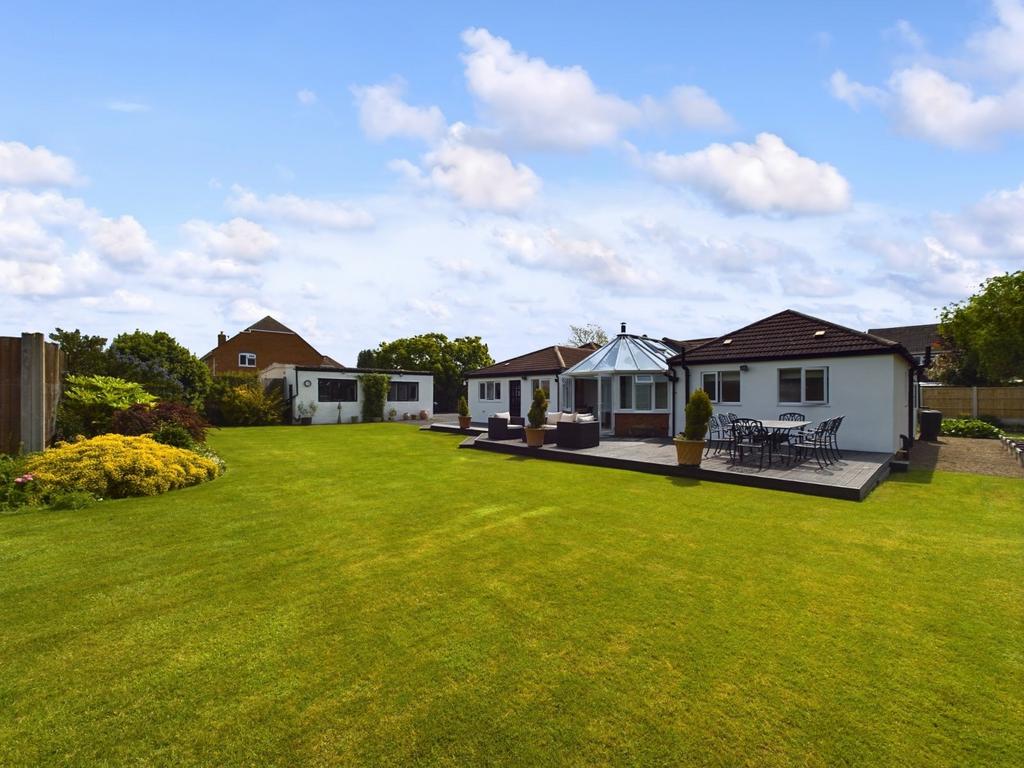 Upper Wick Lane, Rushwick, Worcester... 3 bed bungalow - £585,000