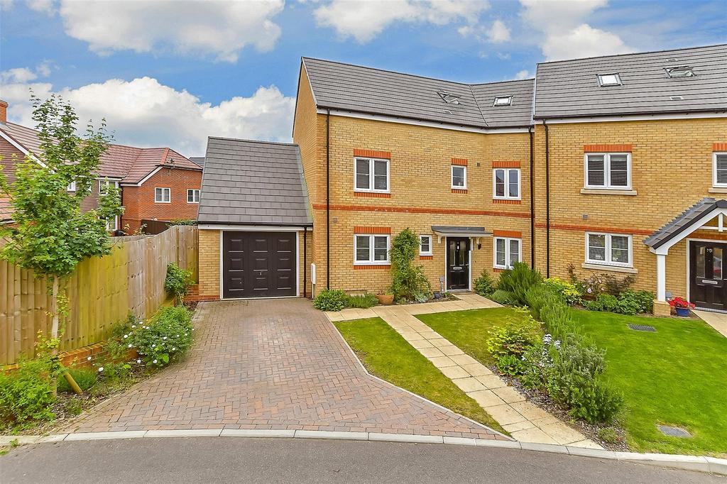 Sinclair Drive, Codmore Hill... 5 bed semi-detached house - £500,000