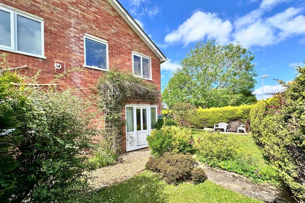 Clive Road, Highcliffe, Dorset. BH23 4NY 3 bed semi-detached house - £ ...