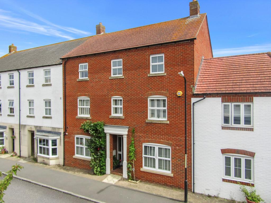 Kingsnorth, Ashford TN23 5 bed townhouse - £450,000