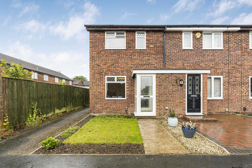Hawksworth Close, Wantage, OX12 2 bed end of terrace house - £240,000