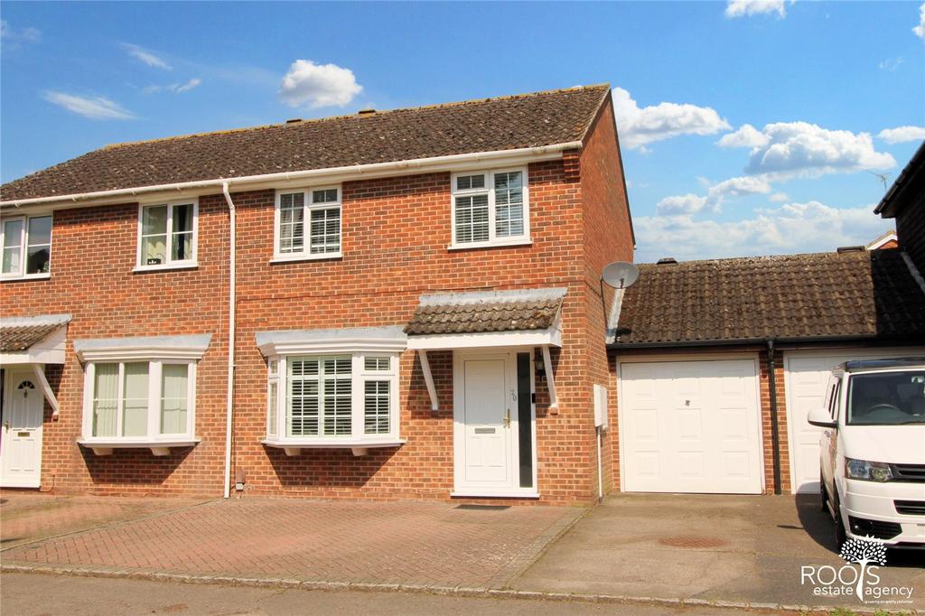 Fromont Drive, Berkshire RG19 3 bed semi-detached house - £390,000