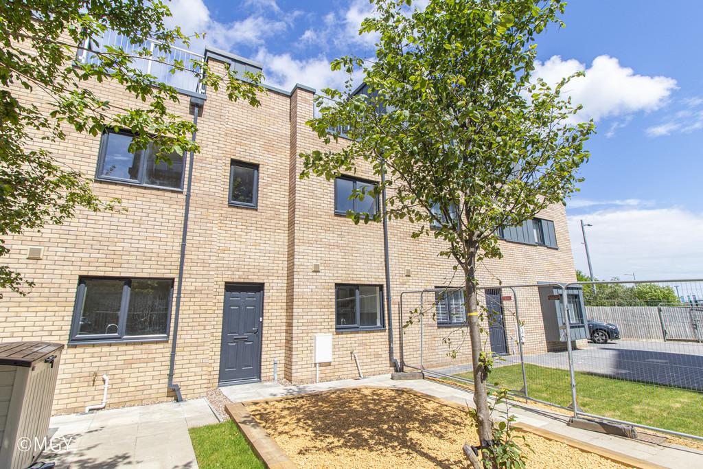 Marina View, Watikiss Way, Cardiff 3 bed townhouse - £1,500 pcm (£346 pw)